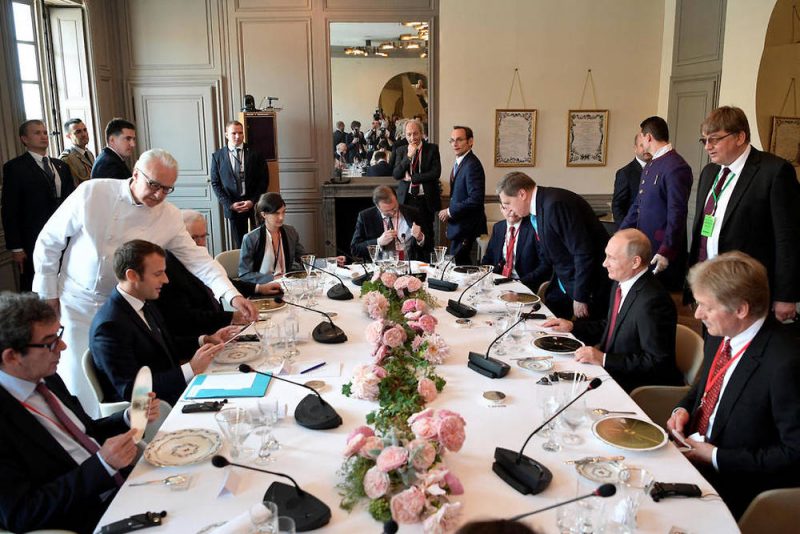 Vladimir Poutine et Emmanuel Macron à la table d'Alain Ducasse - Food ...