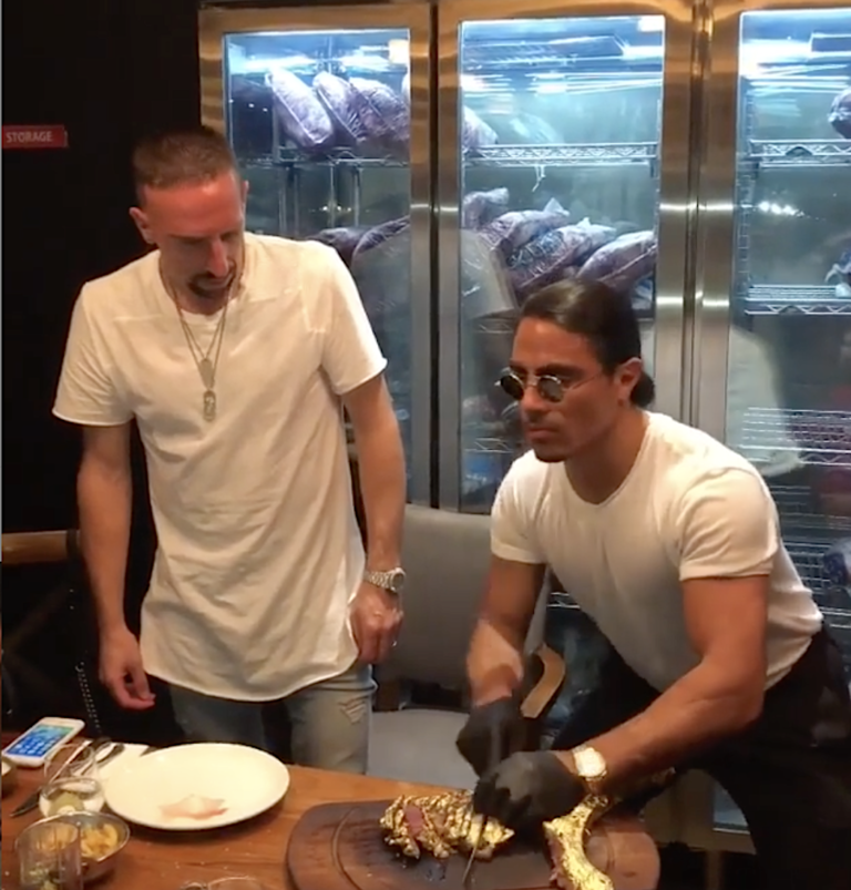 Franck Ribéry déguste une côte de boeuf recouverte d'or préparée par ...
