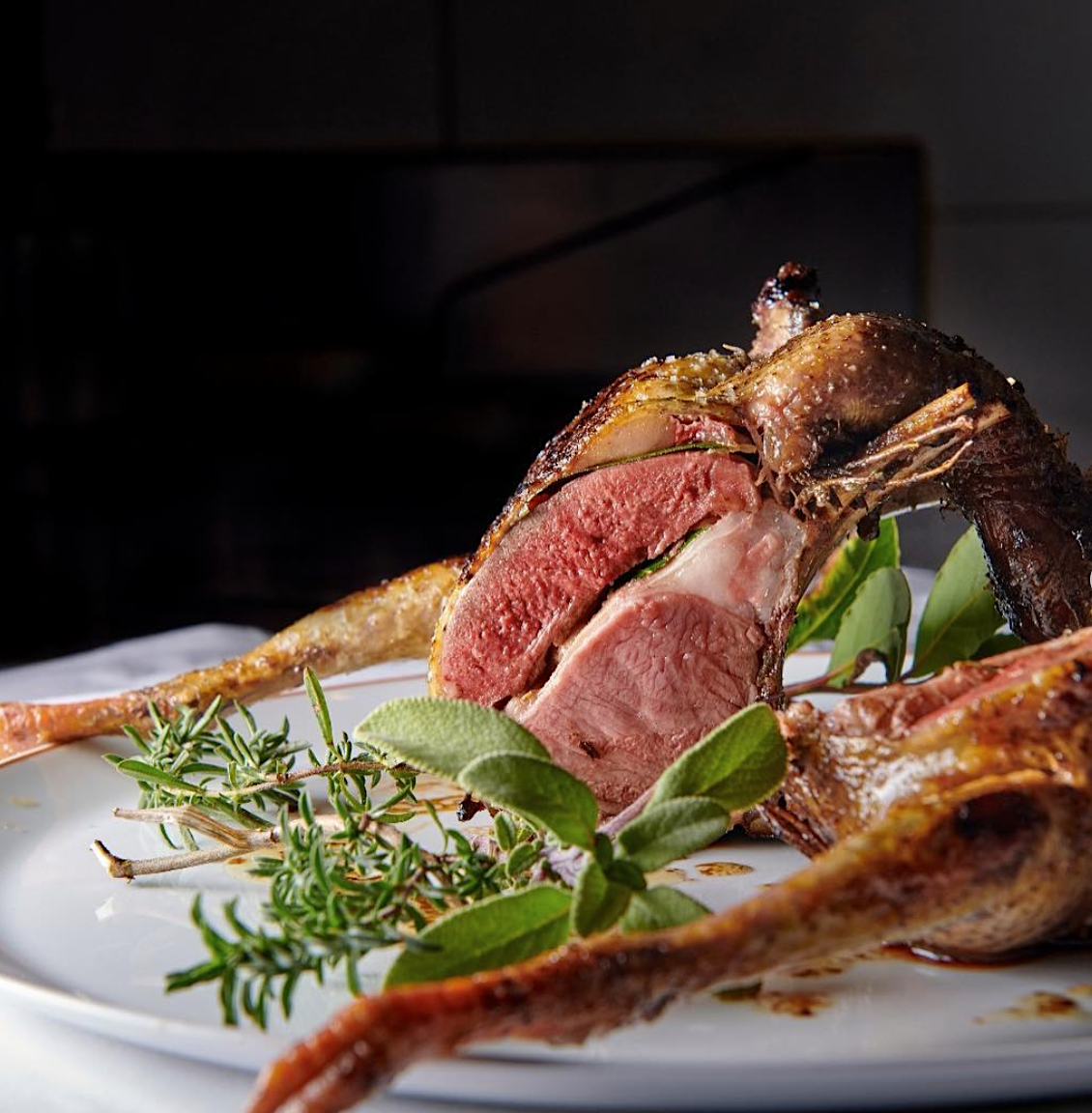 L'incroyable " corps à corps " entre pigeon et agneau du chef Alain ...