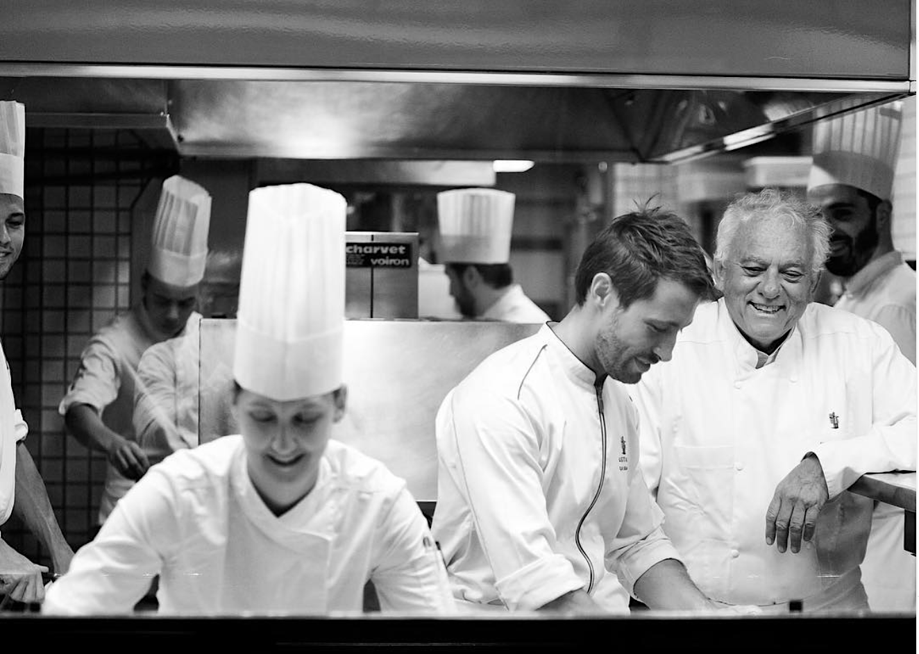 La cave du restaurant Maison Rostang à Paris vidée de ses Grands Crus ...