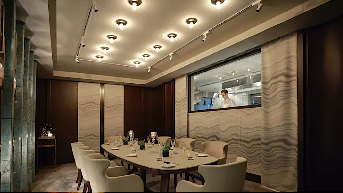 Le chef Daniel Calvert pose ses couteaux au Four seasons Tokyo dans le ...