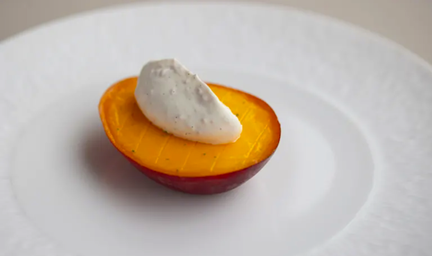 Le chef Daniel Calvert pose ses couteaux au Four seasons Tokyo dans le ...
