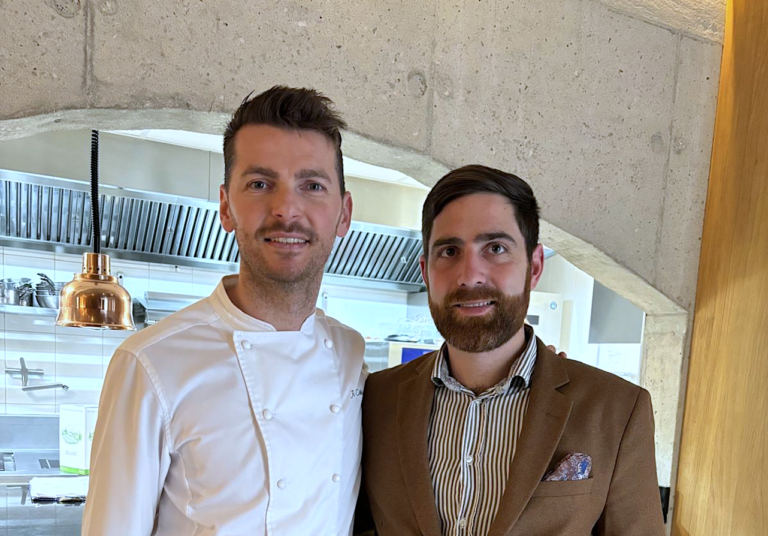 Monique par Julien Caligo la table qu'il faut suivre dans le Gard ...