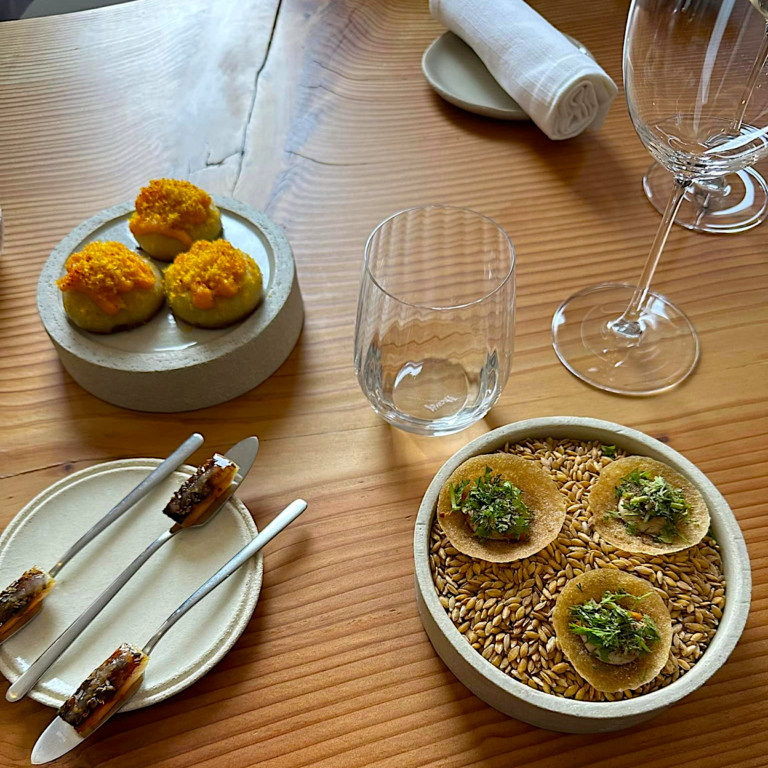 Monique par Julien Caligo la table qu'il faut suivre dans le Gard ...