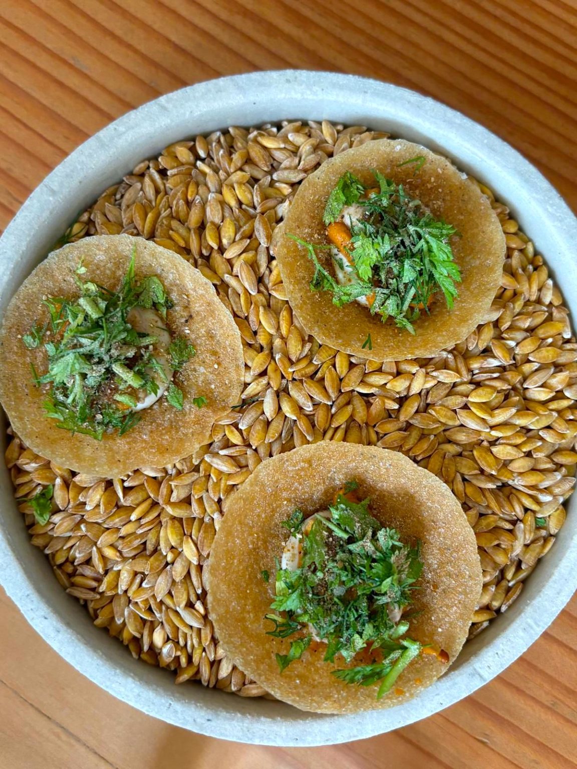 Monique par Julien Caligo la table qu'il faut suivre dans le Gard ...