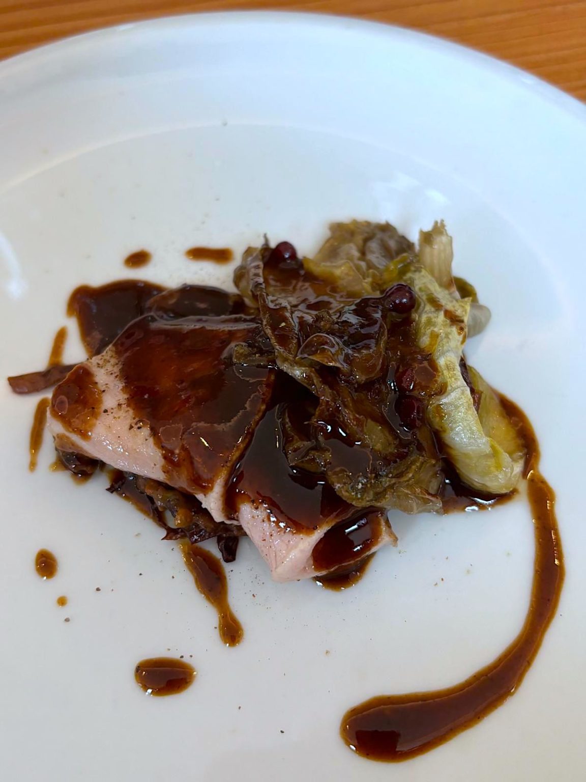 Monique par Julien Caligo la table qu'il faut suivre dans le Gard ...